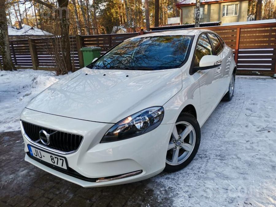 White Volvo V40 2017 in Riga, with an engine capacity of 2.00 L and mileage of 129 thousand km for 9500 €, photo 16 on AUTOMOTO.COM.LV