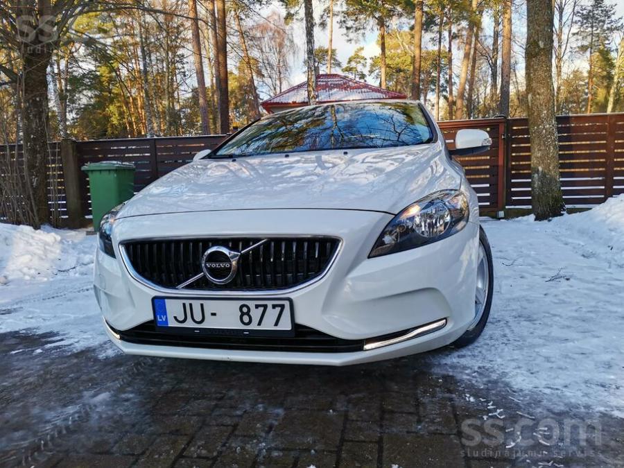 White Volvo V40 2017 in Riga, with an engine capacity of 2.00 L and mileage of 129 thousand km for 9500 €, photo 17 on AUTOMOTO.COM.LV