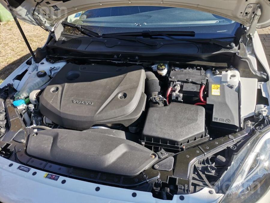 White Volvo V40 2017 in Riga, with an engine capacity of 2.00 L and mileage of 129 thousand km for 9500 €, photo 18 on AUTOMOTO.COM.LV