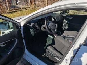 White Volvo V40 2017 in Riga, with an engine capacity of 2.00 L and mileage of 129 thousand km for 9500 €, photo 19 on AUTOMOTO.COM.LV