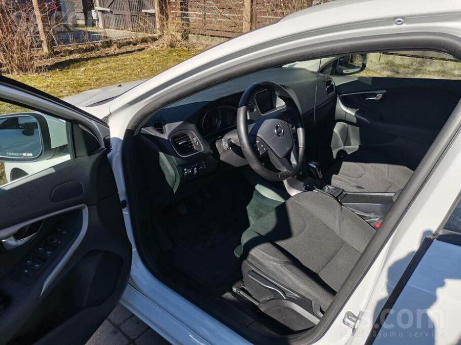 White Volvo V40 2017 in Riga, with an engine capacity of 2.00 L and mileage of 129 thousand km for 9500 €, photo 19 on AUTOMOTO.COM.LV