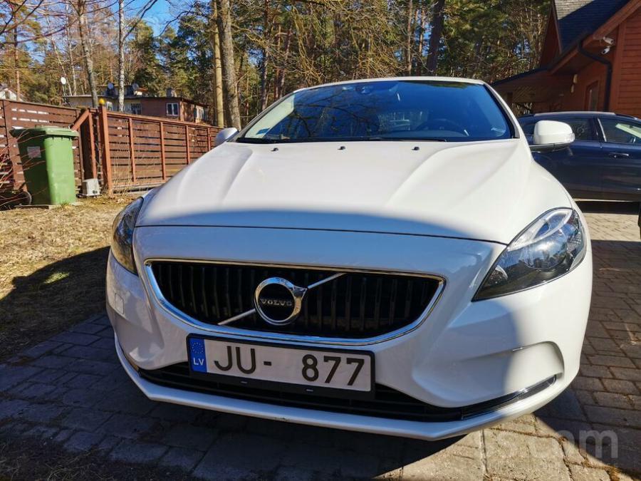 White Volvo V40 2017 in Riga, with an engine capacity of 2.00 L and mileage of 129 thousand km for 9500 €, photo 21 on AUTOMOTO.COM.LV