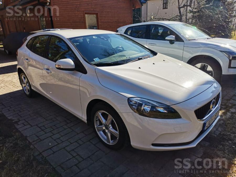 White Volvo V40 2017 in Riga, with an engine capacity of 2.00 L and mileage of 129 thousand km for 9500 €, photo 22 on AUTOMOTO.COM.LV
