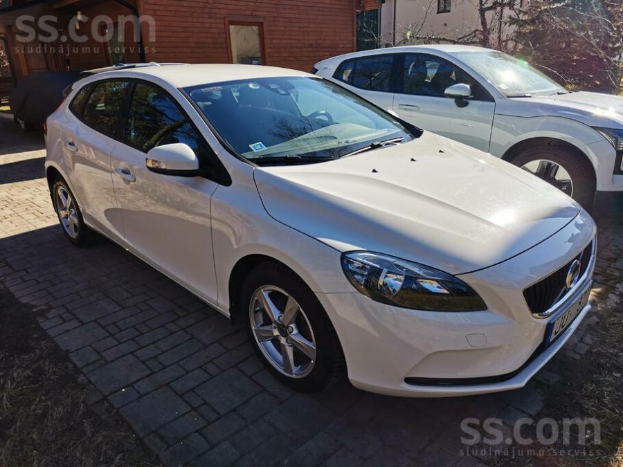 White Volvo V40 2017 in Riga, with an engine capacity of 2.00 L and mileage of 129 thousand km for 9500 €, photo 23 on AUTOMOTO.COM.LV