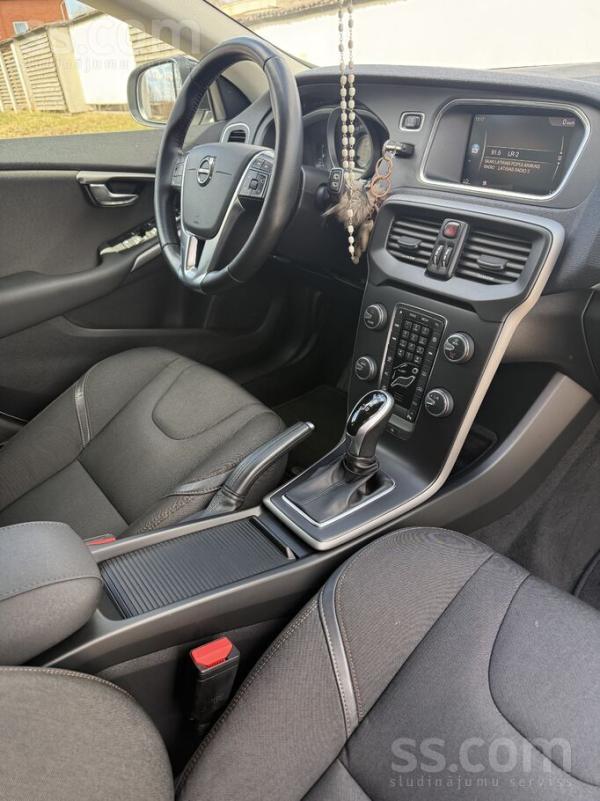 Balts Volvo V40 2017 Tukums, ar dzinēja tilpumu 2.00 L un nobraukumu 320 tūkst. km par 7000 €, foto 5 vietnē AUTOMOTO.COM.LV