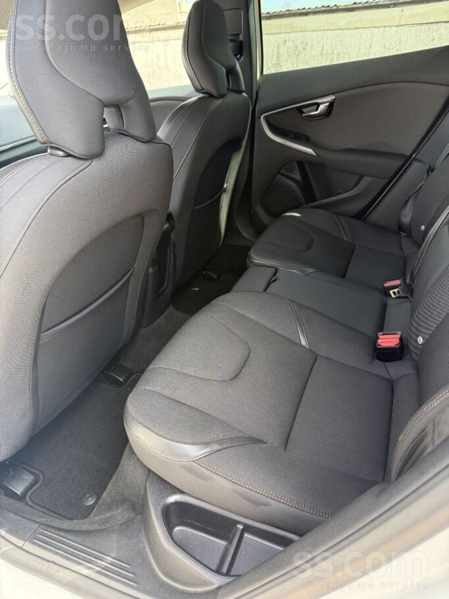 Balts Volvo V40 2017 Tukums, ar dzinēja tilpumu 2.00 L un nobraukumu 320 tūkst. km par 7000 €, foto 7 vietnē AUTOMOTO.COM.LV