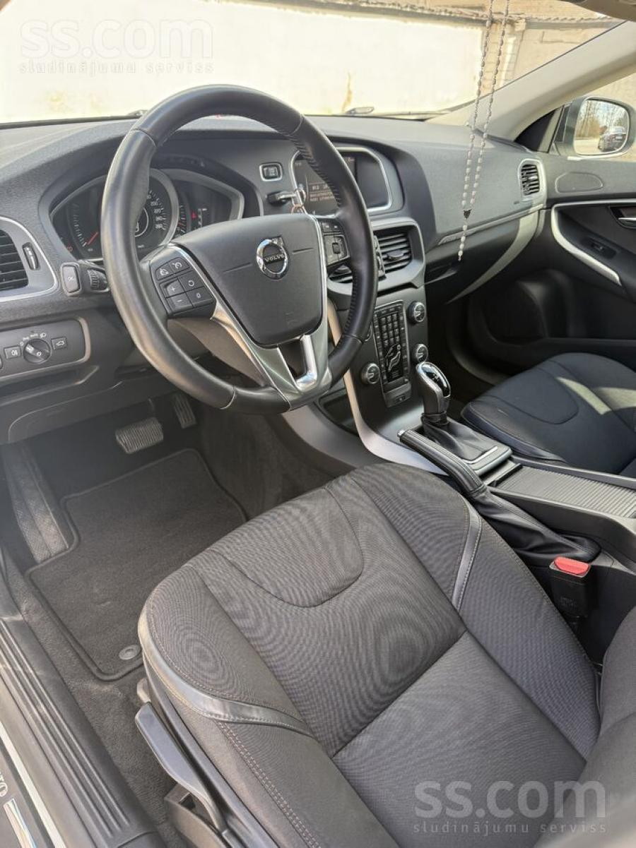 Balts Volvo V40 2017 Tukums, ar dzinēja tilpumu 2.00 L un nobraukumu 320 tūkst. km par 7000 €, foto 8 vietnē AUTOMOTO.COM.LV