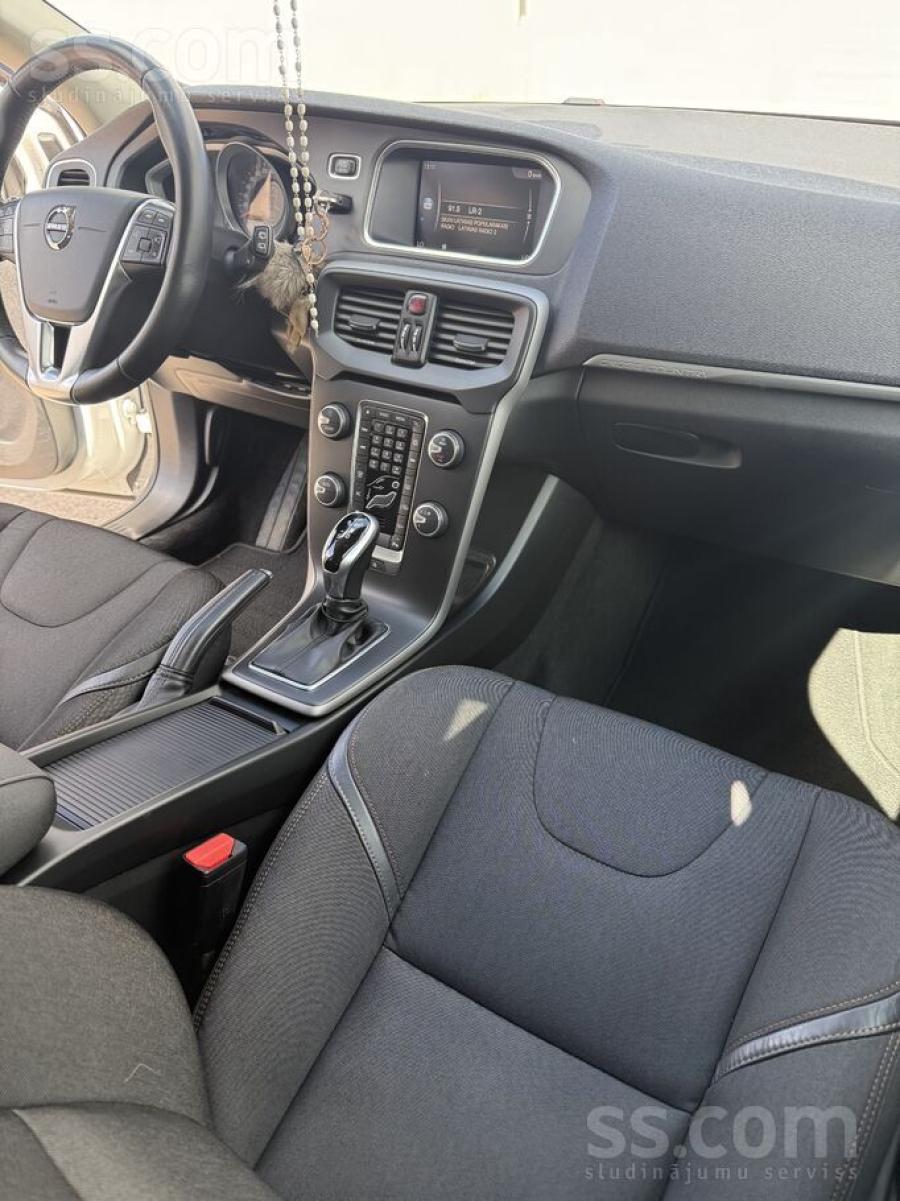 Balts Volvo V40 2017 Tukums, ar dzinēja tilpumu 2.00 L un nobraukumu 320 tūkst. km par 7000 €, foto 9 vietnē AUTOMOTO.COM.LV