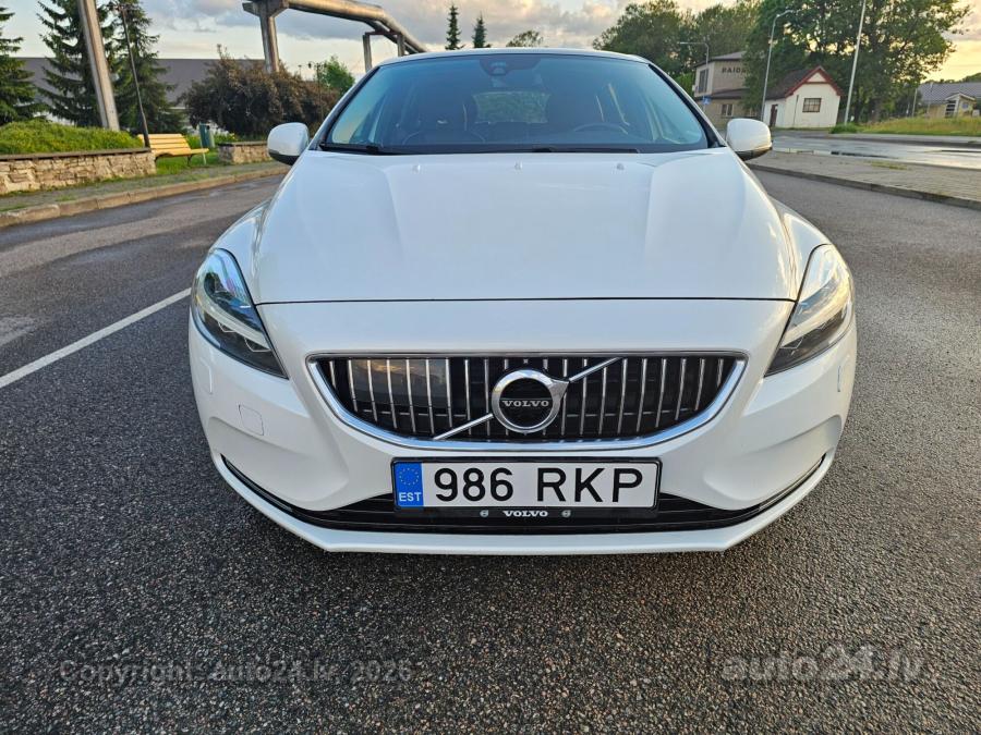 White Volvo V40 2017 in Paide, with an engine capacity of 2.00 L and mileage of 247 thousand km for 9350 €, photo 3 on AUTOMOTO.COM.LV