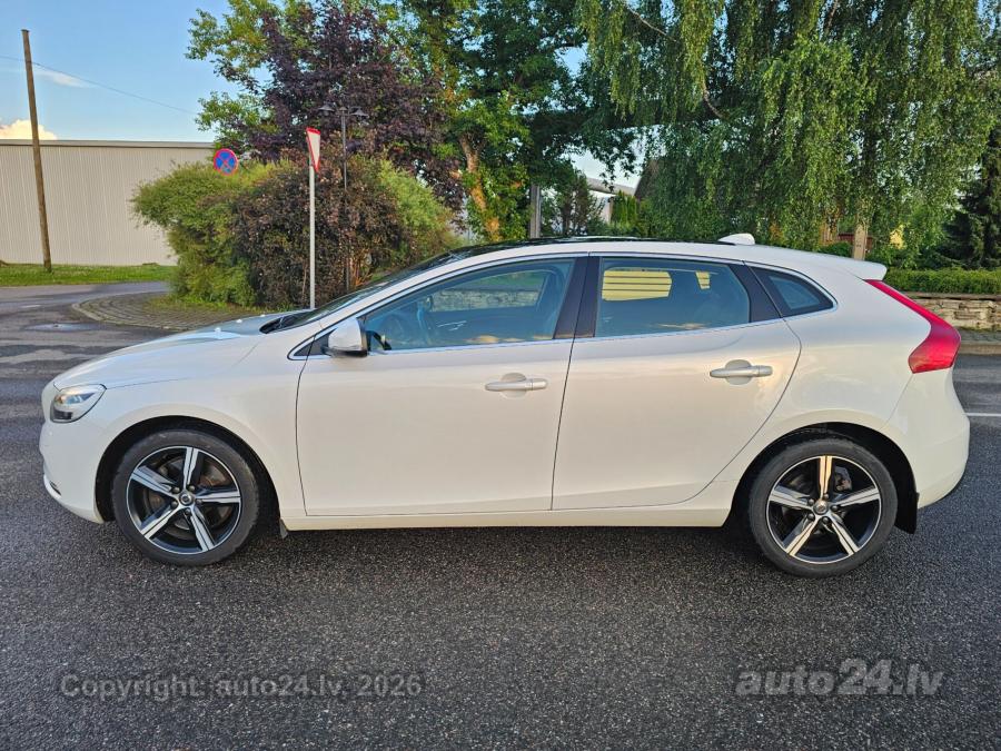 White Volvo V40 2017 in Paide, with an engine capacity of 2.00 L and mileage of 247 thousand km for 9350 €, photo 4 on AUTOMOTO.COM.LV