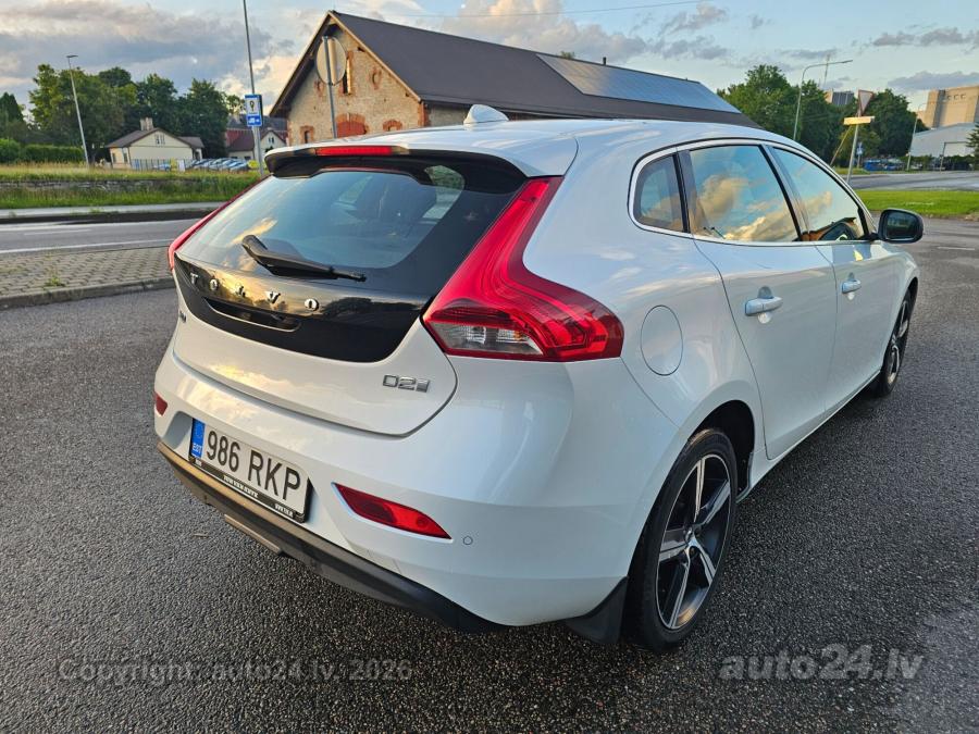 White Volvo V40 2017 in Paide, with an engine capacity of 2.00 L and mileage of 247 thousand km for 9350 €, photo 5 on AUTOMOTO.COM.LV