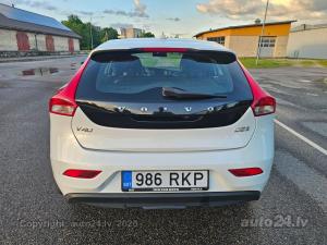 White Volvo V40 2017 in Paide, with an engine capacity of 2.00 L and mileage of 247 thousand km for 9350 €, photo 6 on AUTOMOTO.COM.LV