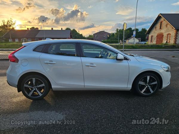 Balts Volvo V40 2017 Paide, ar dzinēja tilpumu 2.00 L un nobraukumu 247 tūkst. km par 9350 €, foto 7 vietnē AUTOMOTO.COM.LV