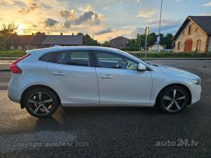White Volvo V40 2017 in Paide, with an engine capacity of 2.00 L and mileage of 247 thousand km for 9350 €, photo 8 on AUTOMOTO.COM.LV