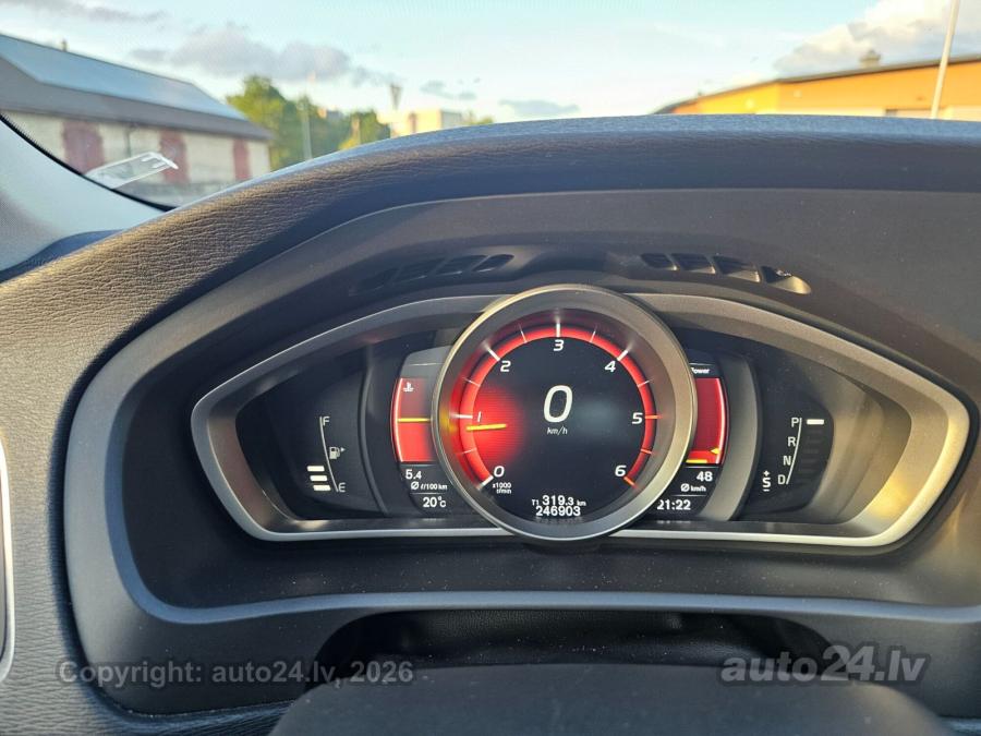 White Volvo V40 2017 in Paide, with an engine capacity of 2.00 L and mileage of 247 thousand km for 9350 €, photo 10 on AUTOMOTO.COM.LV