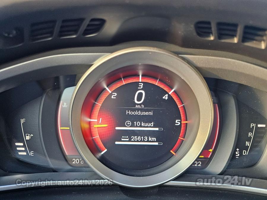 White Volvo V40 2017 in Paide, with an engine capacity of 2.00 L and mileage of 247 thousand km for 9350 €, photo 12 on AUTOMOTO.COM.LV