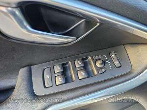 White Volvo V40 2017 in Paide, with an engine capacity of 2.00 L and mileage of 247 thousand km for 9350 €, photo 19 on AUTOMOTO.COM.LV