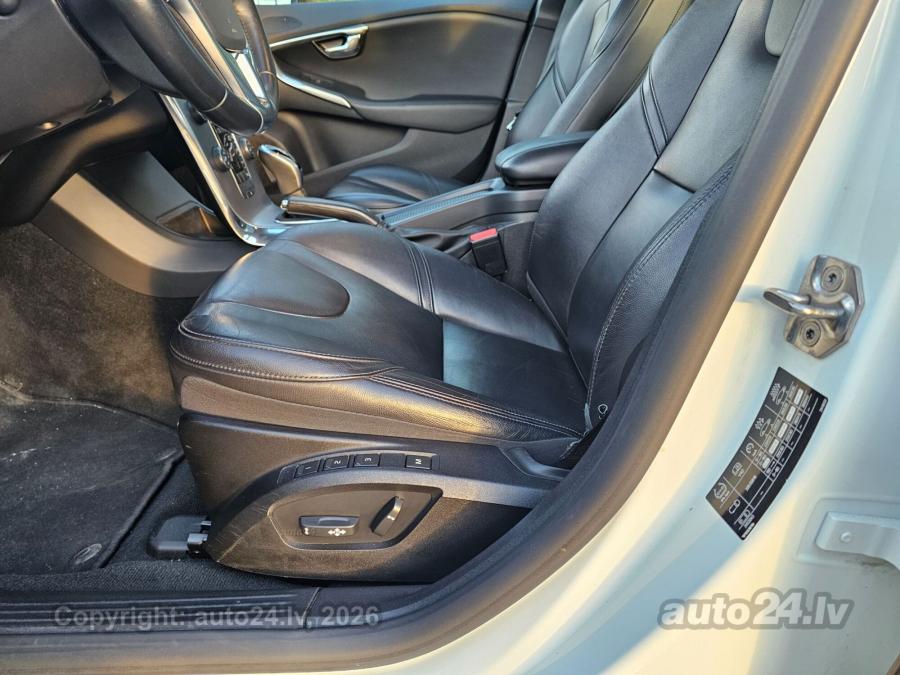White Volvo V40 2017 in Paide, with an engine capacity of 2.00 L and mileage of 247 thousand km for 9350 €, photo 24 on AUTOMOTO.COM.LV