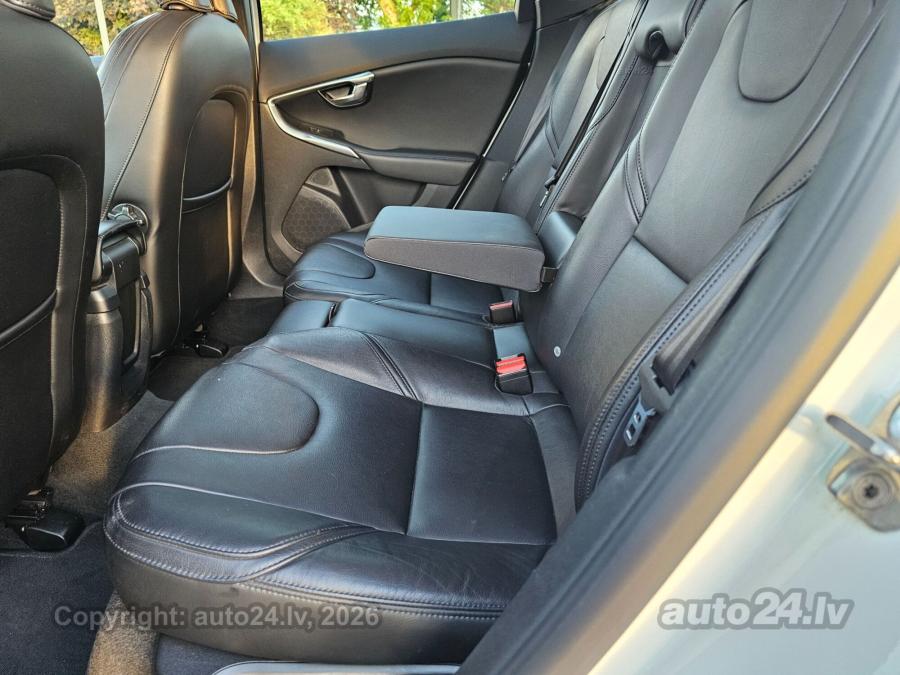 White Volvo V40 2017 in Paide, with an engine capacity of 2.00 L and mileage of 247 thousand km for 9350 €, photo 26 on AUTOMOTO.COM.LV