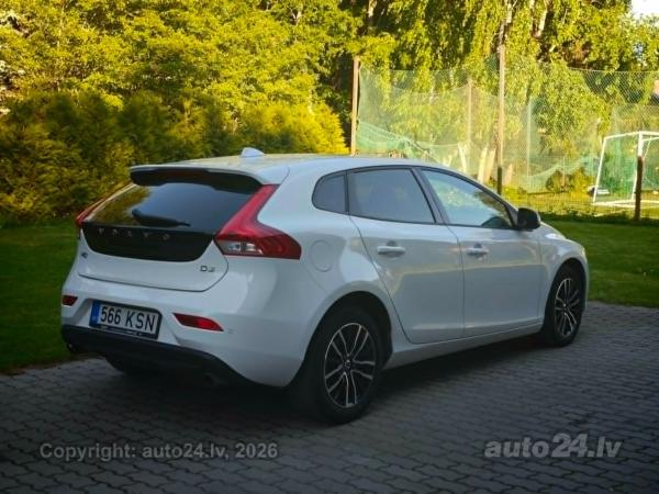 White Volvo V40 2017 in Tallinn, with an engine capacity of 2.00 L and mileage of 192 thousand km for 10600 €, photo 3 on AUTOMOTO.COM.LV