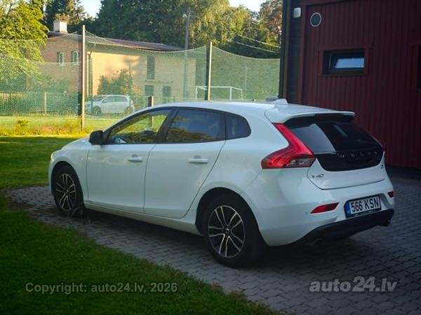 White Volvo V40 2017 in Tallinn, with an engine capacity of 2.00 L and mileage of 192 thousand km for 10600 €, photo 4 on AUTOMOTO.COM.LV