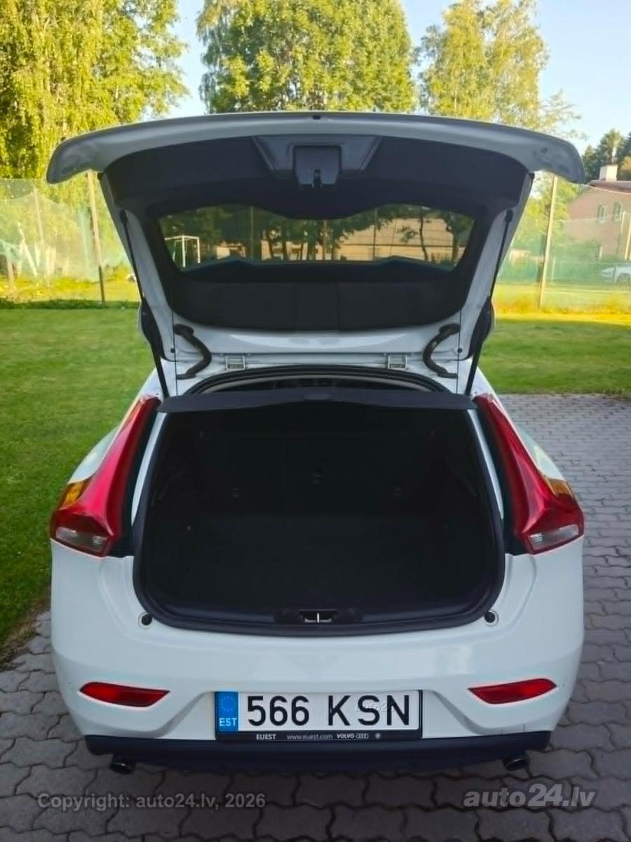 Balts Volvo V40 2017 Tallina, ar dzinēja tilpumu 2.00 L un nobraukumu 192 tūkst. km par 10600 €, foto 6 vietnē AUTOMOTO.COM.LV