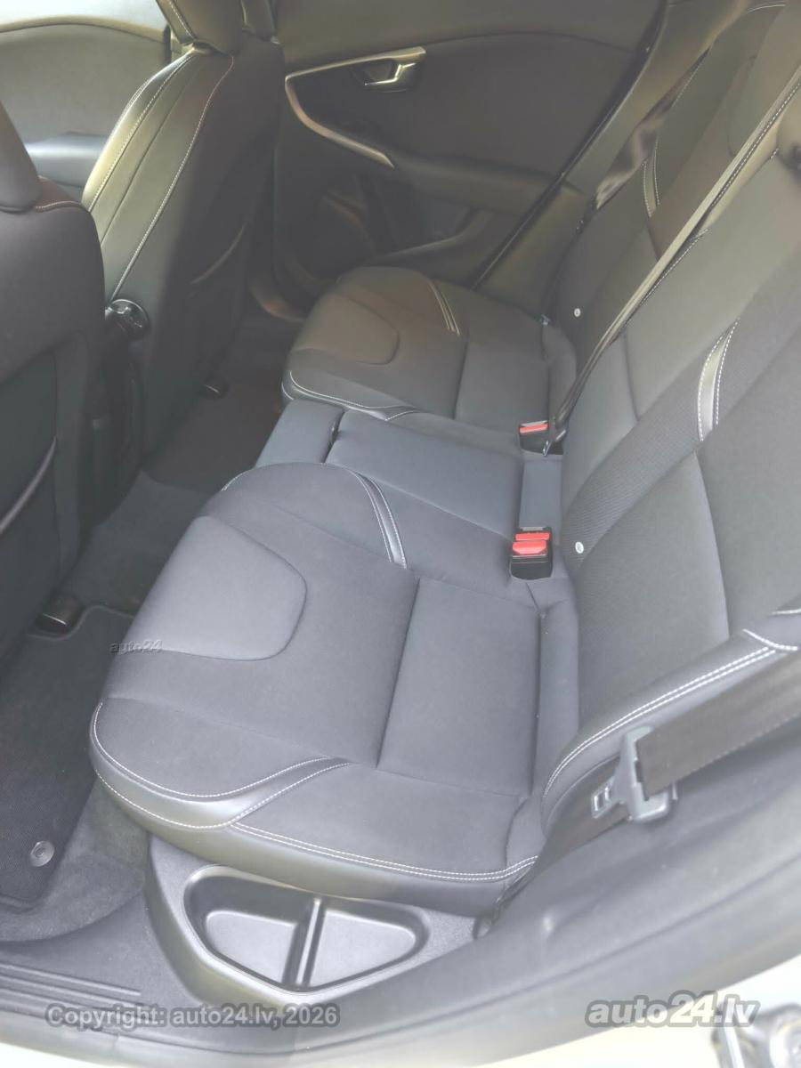 Balts Volvo V40 2017 Tallina, ar dzinēja tilpumu 2.00 L un nobraukumu 192 tūkst. km par 10600 €, foto 8 vietnē AUTOMOTO.COM.LV