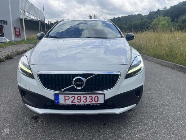 White Volvo V40 2017 in Vilnius, with an engine capacity of 1.97 L and mileage of 290 thousand km for 9950 €, photo 2 on AUTOMOTO.COM.LV
