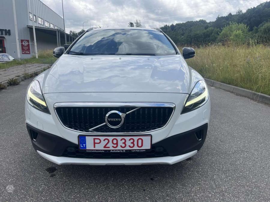 White Volvo V40 2017 in Vilnius, with an engine capacity of 1.97 L and mileage of 290 thousand km for 9950 €, photo 3 on AUTOMOTO.COM.LV