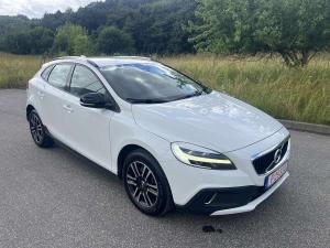White Volvo V40 2017 in Vilnius, with an engine capacity of 1.97 L and mileage of 290 thousand km for 9950 €, photo 4 on AUTOMOTO.COM.LV