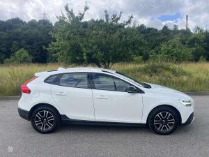 White Volvo V40 2017 in Vilnius, with an engine capacity of 1.97 L and mileage of 290 thousand km for 9950 €, photo 5 on AUTOMOTO.COM.LV
