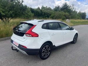 White Volvo V40 2017 in Vilnius, with an engine capacity of 1.97 L and mileage of 290 thousand km for 9950 €, photo 6 on AUTOMOTO.COM.LV