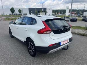 White Volvo V40 2017 in Vilnius, with an engine capacity of 1.97 L and mileage of 290 thousand km for 9950 €, photo 8 on AUTOMOTO.COM.LV
