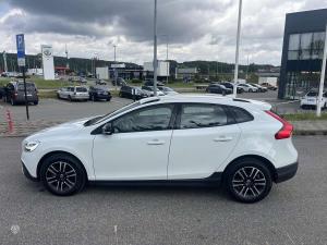 White Volvo V40 2017 in Vilnius, with an engine capacity of 1.97 L and mileage of 290 thousand km for 9950 €, photo 9 on AUTOMOTO.COM.LV