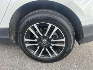 White Volvo V40 2017 in Vilnius, with an engine capacity of 1.97 L and mileage of 290 thousand km for 9950 €, photo 12 on AUTOMOTO.COM.LV