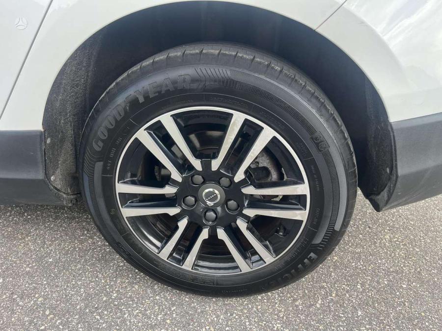 White Volvo V40 2017 in Vilnius, with an engine capacity of 1.97 L and mileage of 290 thousand km for 9950 €, photo 12 on AUTOMOTO.COM.LV