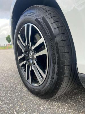 White Volvo V40 2017 in Vilnius, with an engine capacity of 1.97 L and mileage of 290 thousand km for 9950 €, photo 13 on AUTOMOTO.COM.LV