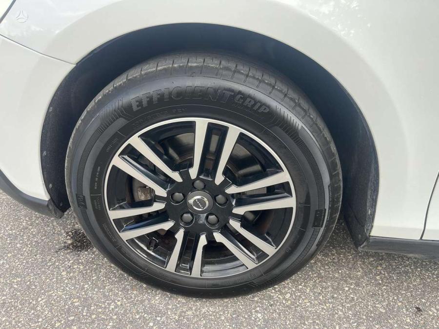 White Volvo V40 2017 in Vilnius, with an engine capacity of 1.97 L and mileage of 290 thousand km for 9950 €, photo 14 on AUTOMOTO.COM.LV