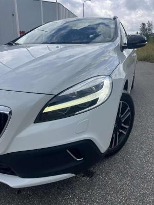 White Volvo V40 2017 in Vilnius, with an engine capacity of 1.97 L and mileage of 290 thousand km for 9950 €, photo 15 on AUTOMOTO.COM.LV