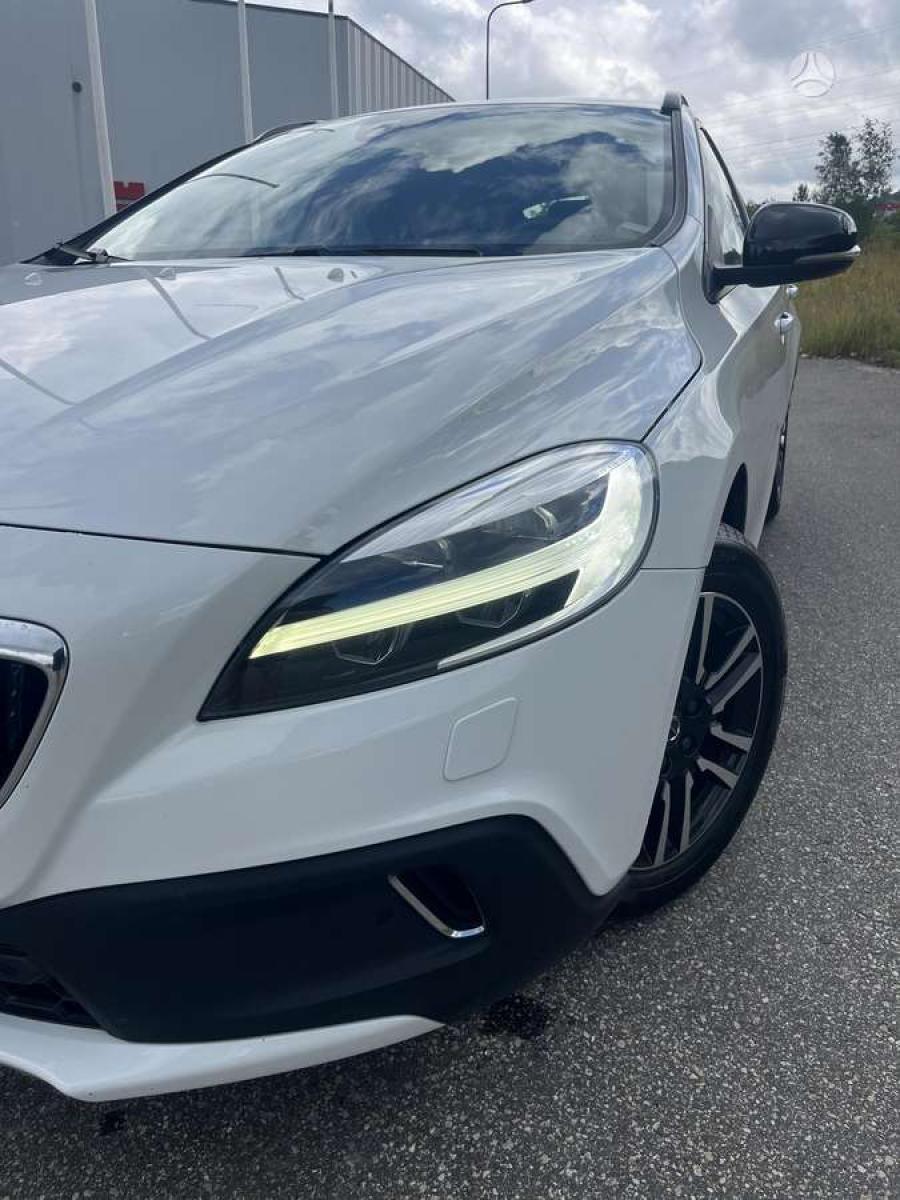 White Volvo V40 2017 in Vilnius, with an engine capacity of 1.97 L and mileage of 290 thousand km for 9950 €, photo 15 on AUTOMOTO.COM.LV