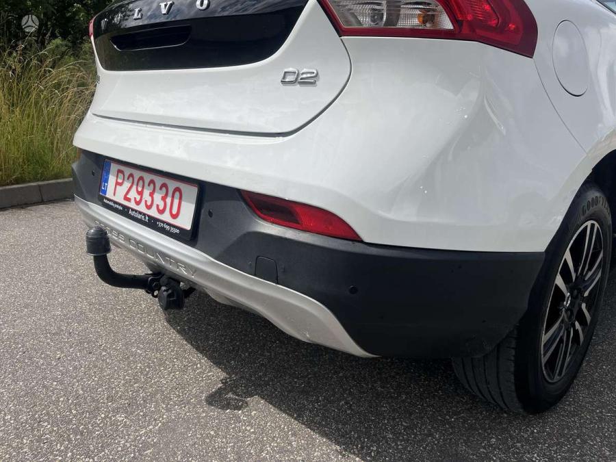 White Volvo V40 2017 in Vilnius, with an engine capacity of 1.97 L and mileage of 290 thousand km for 9950 €, photo 16 on AUTOMOTO.COM.LV
