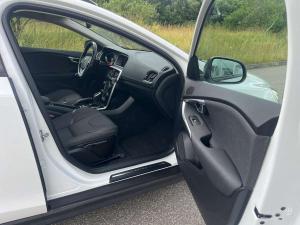 White Volvo V40 2017 in Vilnius, with an engine capacity of 1.97 L and mileage of 290 thousand km for 9950 €, photo 17 on AUTOMOTO.COM.LV