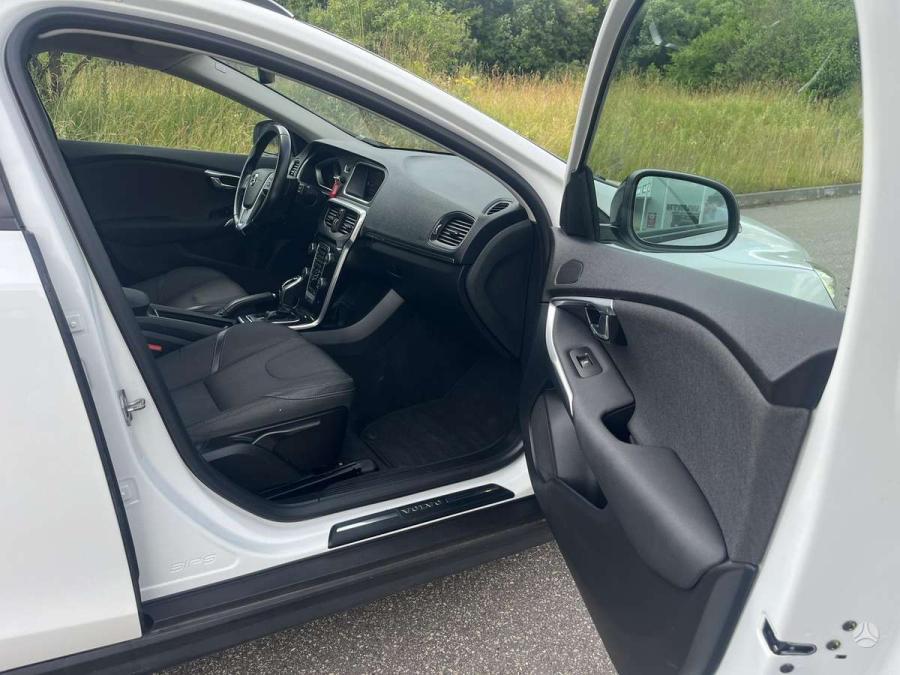 White Volvo V40 2017 in Vilnius, with an engine capacity of 1.97 L and mileage of 290 thousand km for 9950 €, photo 17 on AUTOMOTO.COM.LV