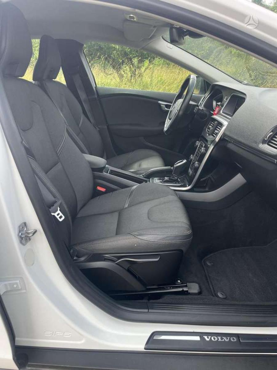 White Volvo V40 2017 in Vilnius, with an engine capacity of 1.97 L and mileage of 290 thousand km for 9950 €, photo 18 on AUTOMOTO.COM.LV