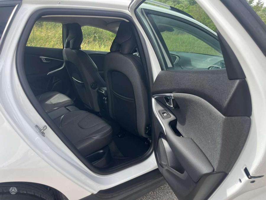 White Volvo V40 2017 in Vilnius, with an engine capacity of 1.97 L and mileage of 290 thousand km for 9950 €, photo 20 on AUTOMOTO.COM.LV