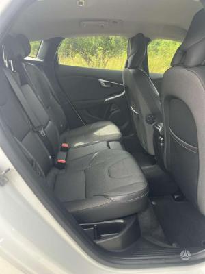 White Volvo V40 2017 in Vilnius, with an engine capacity of 1.97 L and mileage of 290 thousand km for 9950 €, photo 21 on AUTOMOTO.COM.LV