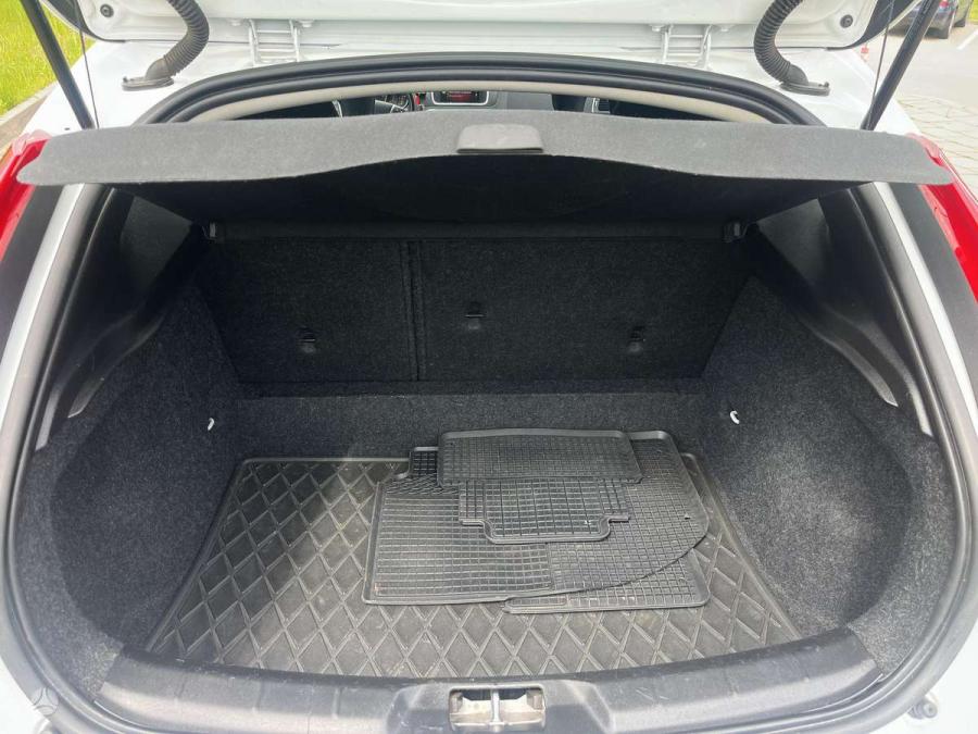 White Volvo V40 2017 in Vilnius, with an engine capacity of 1.97 L and mileage of 290 thousand km for 9950 €, photo 23 on AUTOMOTO.COM.LV