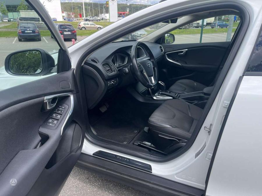 White Volvo V40 2017 in Vilnius, with an engine capacity of 1.97 L and mileage of 290 thousand km for 9950 €, photo 25 on AUTOMOTO.COM.LV