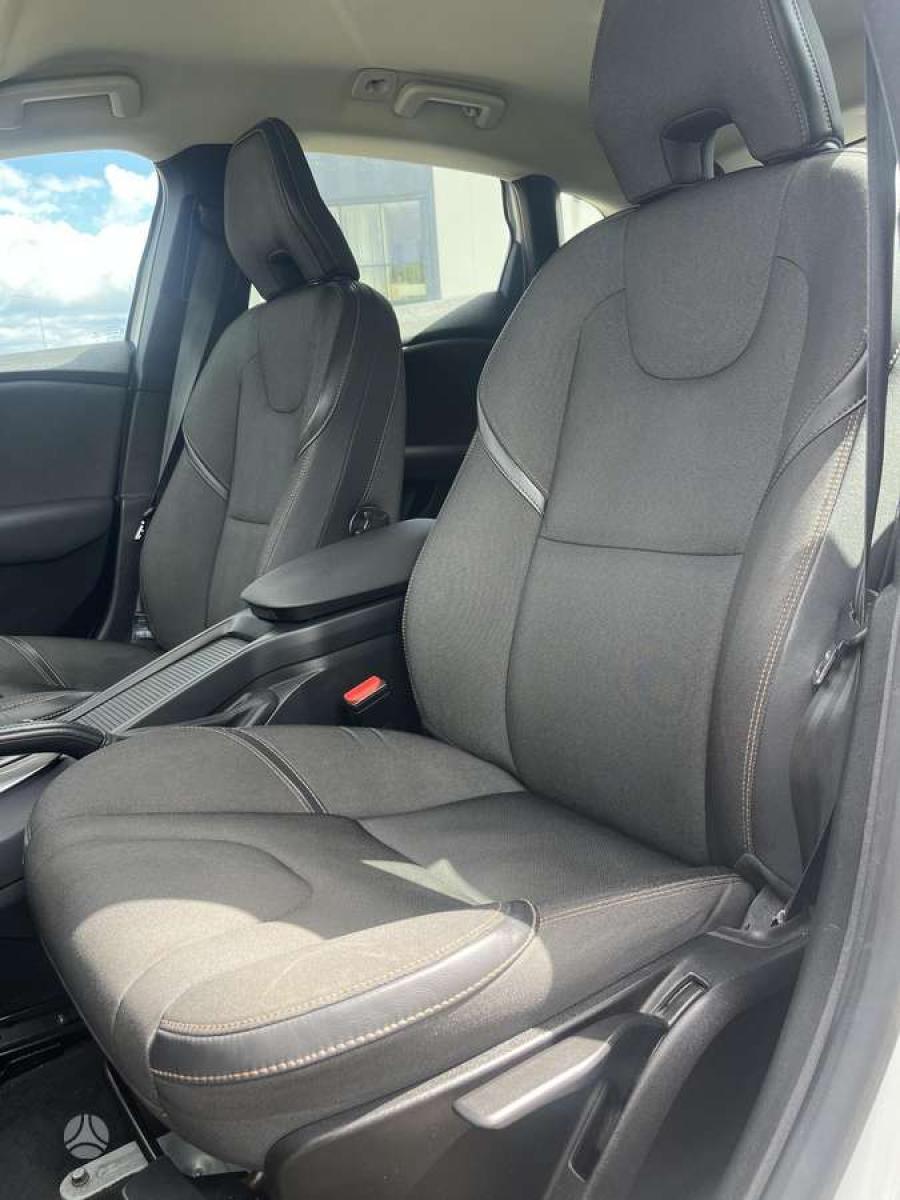 White Volvo V40 2017 in Vilnius, with an engine capacity of 1.97 L and mileage of 290 thousand km for 9950 €, photo 27 on AUTOMOTO.COM.LV