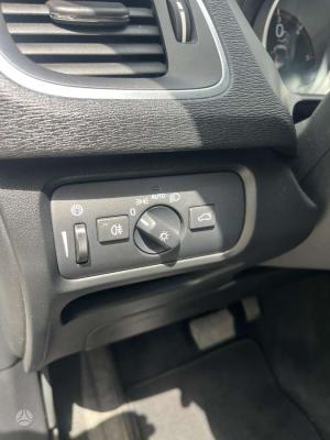 White Volvo V40 2017 in Vilnius, with an engine capacity of 1.97 L and mileage of 290 thousand km for 9950 €, photo 28 on AUTOMOTO.COM.LV
